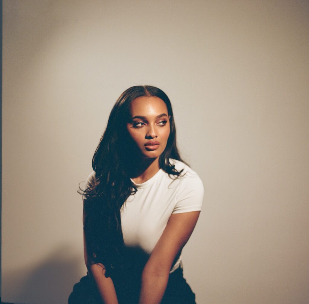 Liza Releases New Song 'In the End'